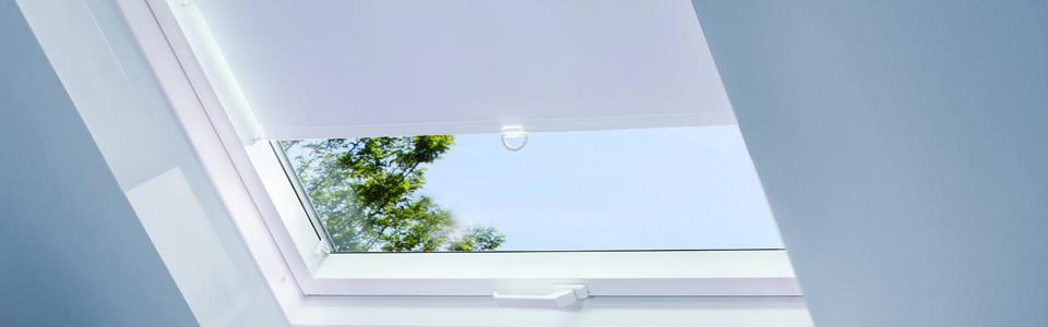 Rollos für Dachfenster von Roto und Velux
